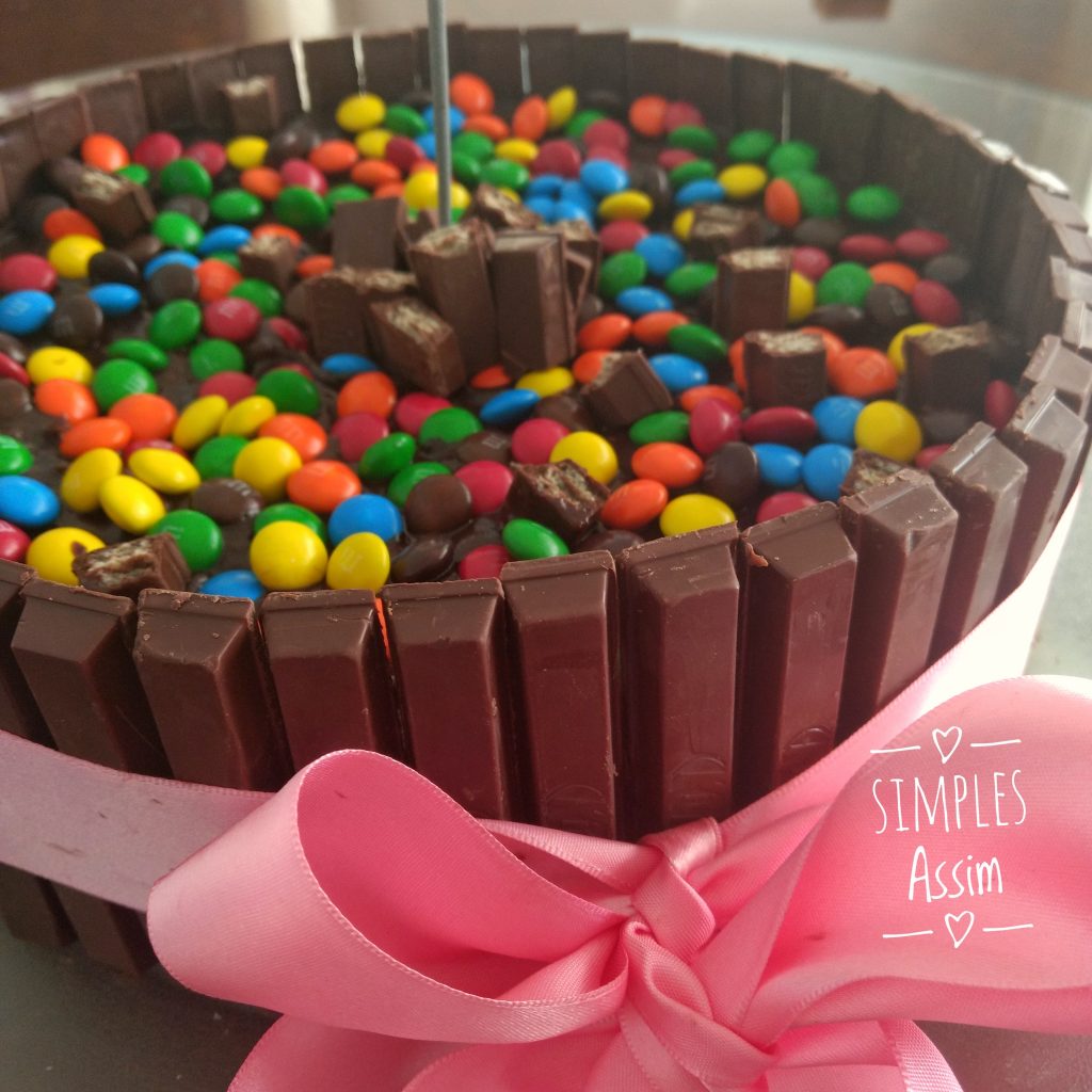 Bolo Kit kat e M&Ms - Bonito e gostoso - Simples Assim